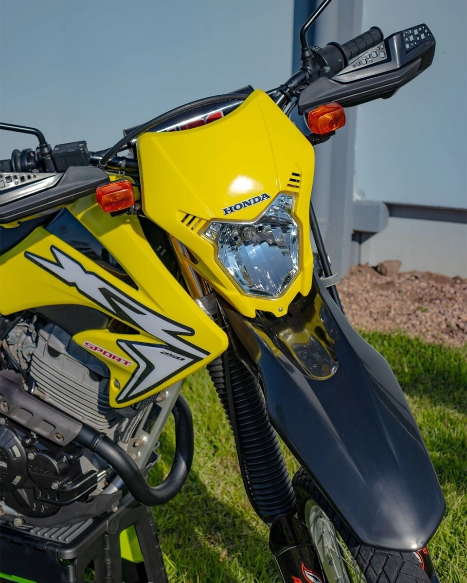 KIT PLASTICOS TORNADO SPORT AMARILLO/NEGRO C/ PORTA NUMERO AMX XR 250