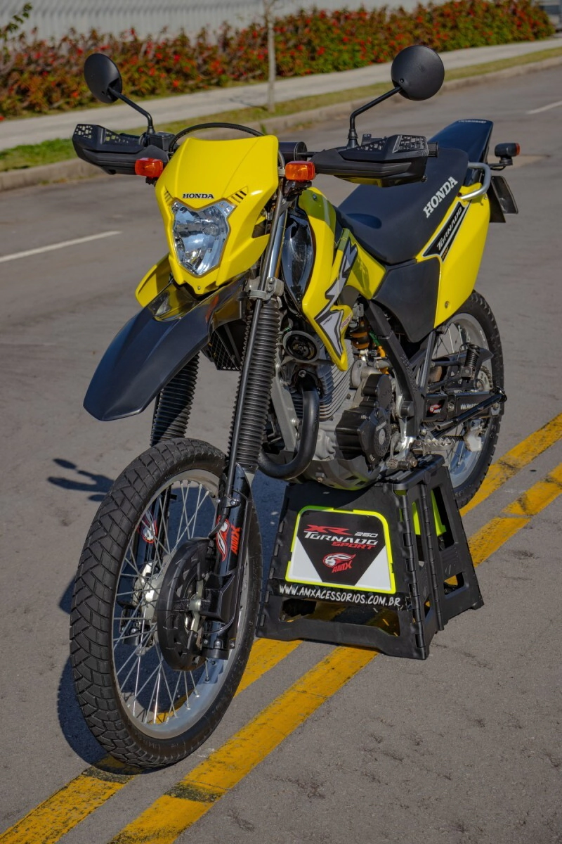 KIT PLASTICOS TORNADO SPORT AMARILLO/NEGRO C/ PORTA NUMERO AMX XR 250